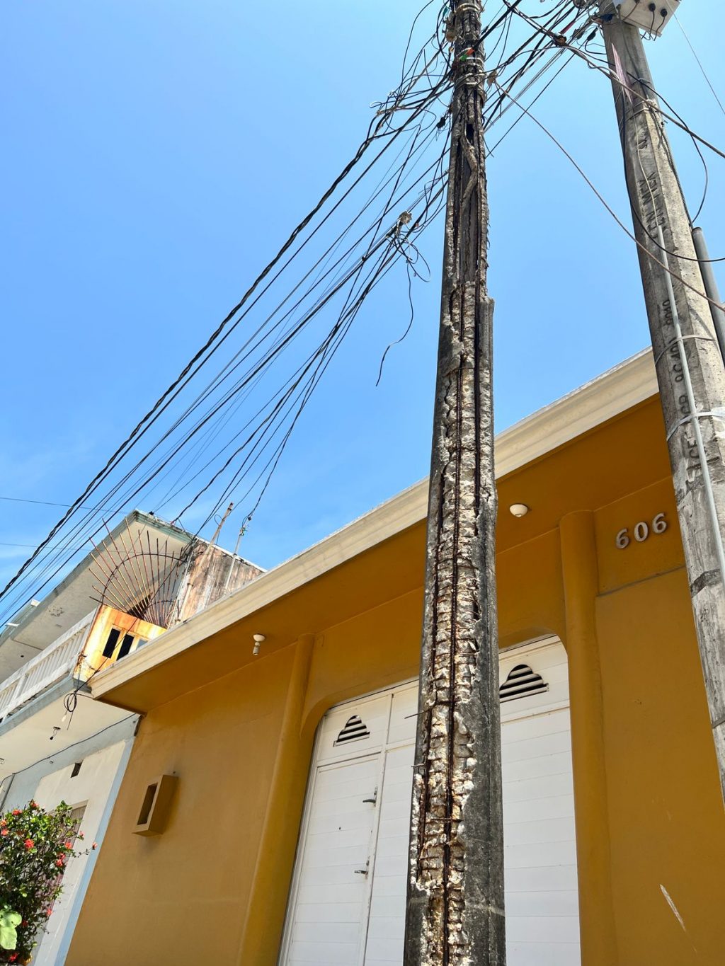 Poste viejo de CFE pone en peligro a habitantes de la colonia Puerto ...