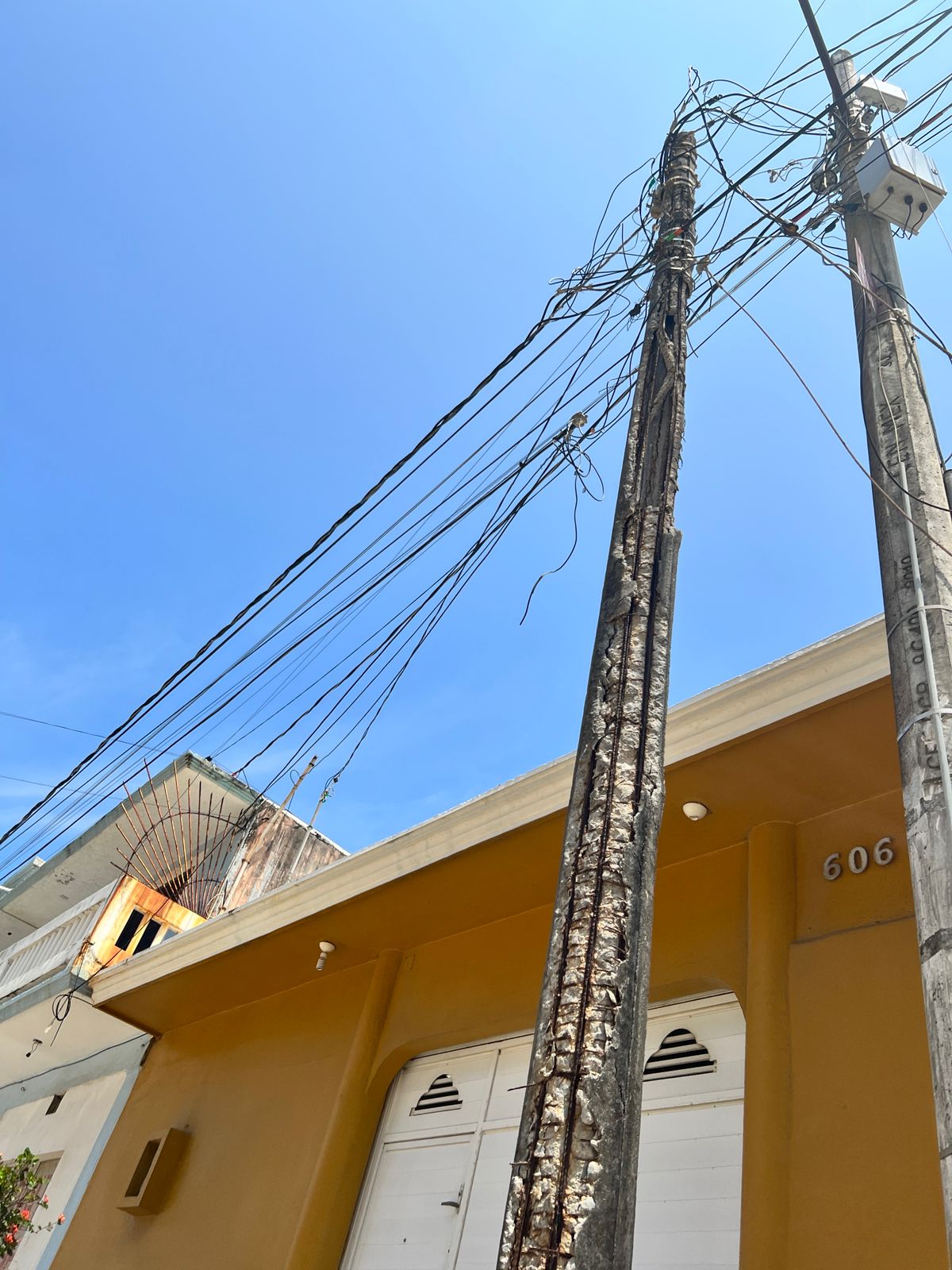 Poste viejo de CFE pone en peligro a habitantes de la colonia Puerto ...