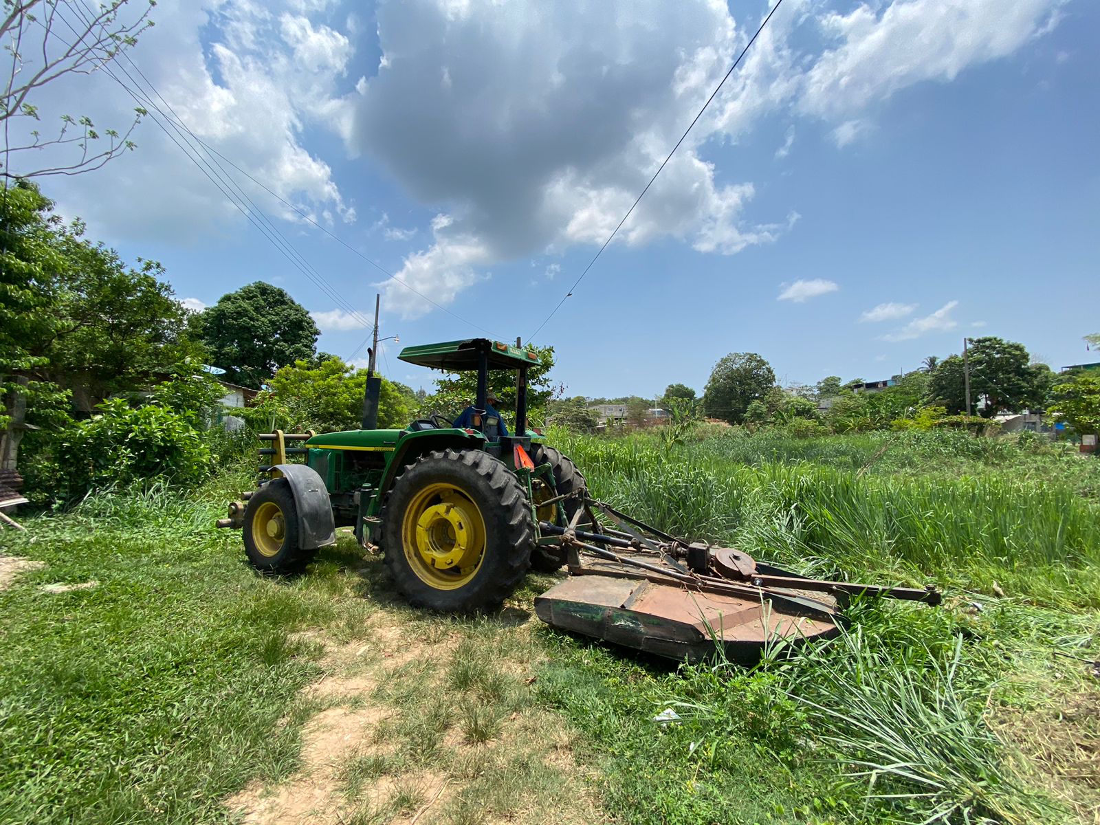 Chapeo con tractor agrícola en colonia Veracruz - Itsmo Alternativo