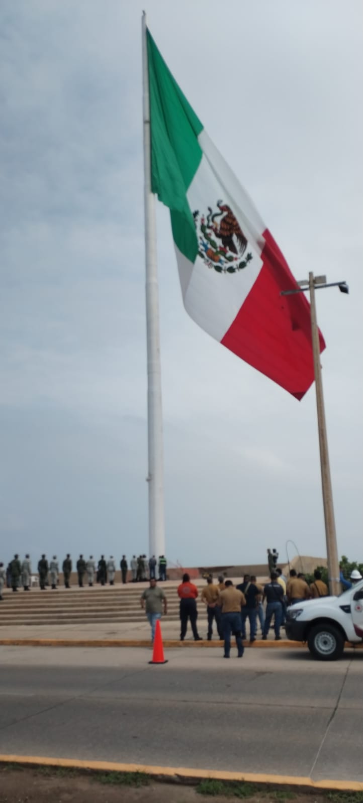 Realizan pruebas mecánicas en el asta de bandera - Itsmo Alternativo